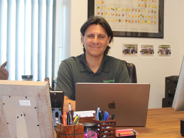 Rodrigo Cortínez en la oficina Decofrut en Los Ángeles, California.